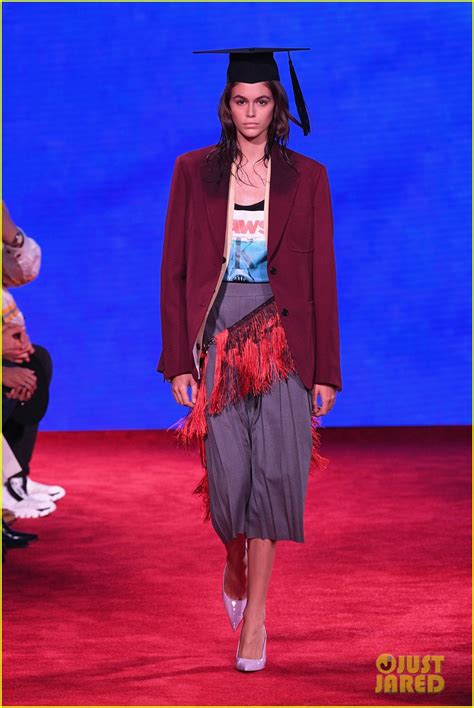 Kaia Gerber Rocks Jaws T Shirt For Calvin Klein Nyfw Show Photo 4145104 Kaia Gerber Photos