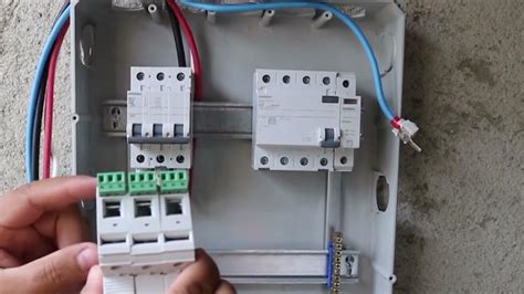 Montagem de quadro de distribuição trifásico