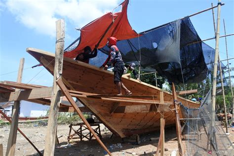 Pembuatan Perahu Nelayan Tradisional ANTARA News Jawa Timur