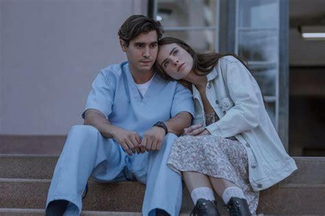 Oltre Luniverso Trama E Cast Del Nuovo Film Romantico Di Netflix