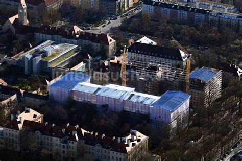 München von oben Baustelle zur Sanierung eines Gebäudes auf dem