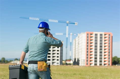 建筑师图片 在住宅建筑工地打电话的建筑师素材 高清图片 摄影照片 寻图免费打包下载