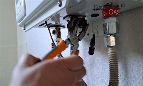 給湯器の水漏れ放置は危険水漏れの原因修理する方法をお教え コラムお知らせ アクアプラス