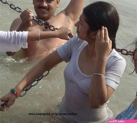 Desi Aunty Open Bathing In Gange Sexy Photos
