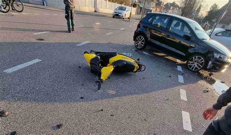 Solothurn Rollerfahrer 15 Bei Unfall Von Auto Erfasst