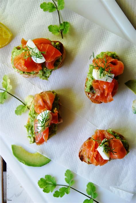 Tosta con crema de aguacate y salmón ahumado Chez Silvia