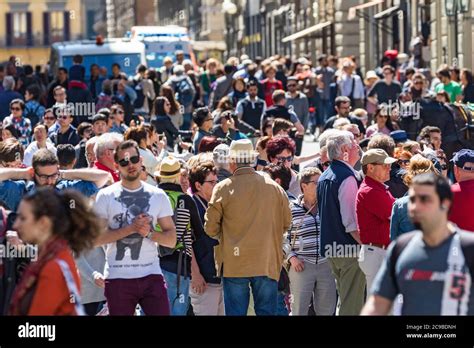 Mucha gente caminando por una calle de la ciudad Fotografía de stock