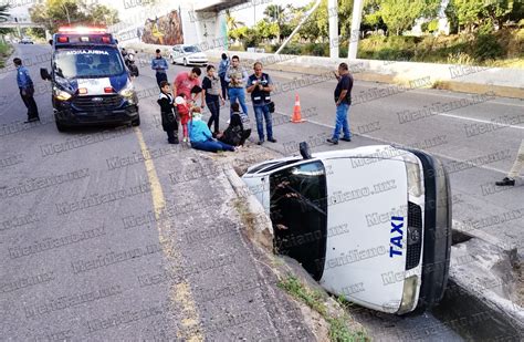 Motociclista se salvó de morir aplastado por taxista en Tepic