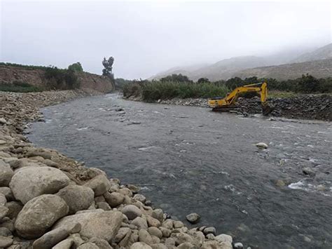 Trabajos de limpieza y descolmatación del río en la zona de Saume