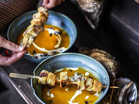 Soupe de butternut au curry croûtons aux raisins secs et olives