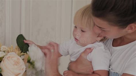 La Maman Et Le Fils Dorment Pendant Le Matin Dans Le Lit à Banque De