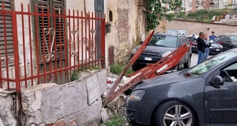 Palermo Perde Il Controllo Dell Auto E Abbatte La Cancellata Di Una