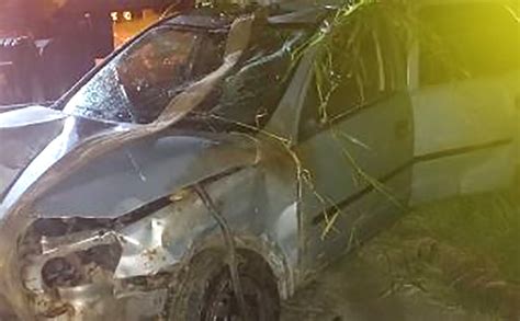 Motorista fica gravemente ferido após carro sair da pista e tombar em
