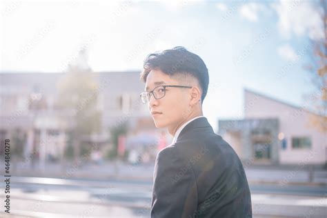 スーツ姿で振り向く若い男性 Stock 写真 Adobe Stock