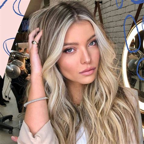 Blonde Haare mit Strähnen und hilfreiche Pflegetipps
