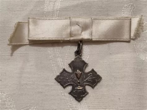 RARE ANCIENNE MÉDAILLE de communion En Argent Massif avec Son Nœud