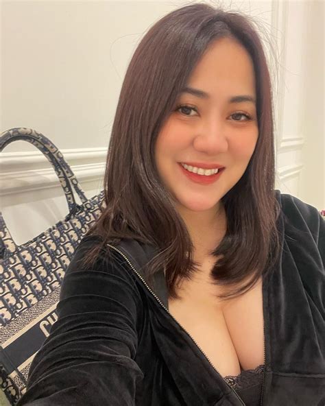 Pamer Bagian Sensitif Potret Seksi Tante Ernie Pakai Baju Tidur