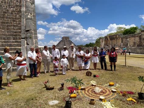 La Jornada Maya Yucatán Abraham Bote Tun Con ofrenda en Chichén