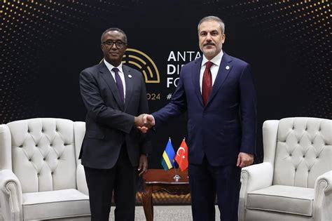 Türkiye Dr Vicent Biruta yahagarariye Perezida Kagame mu nama yiga ku