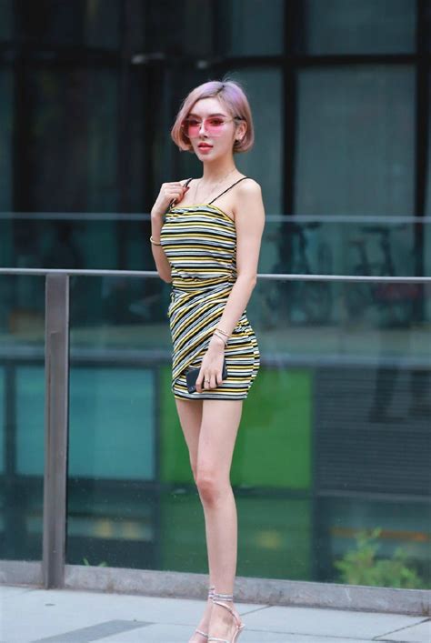 三里屯街拍图3小姐姐V领露胸裙远远的就能抓住你的眼睛 三里屯 时尚 姑娘 新浪新闻