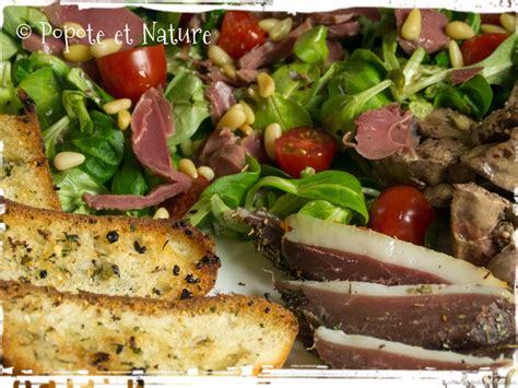 Salade périgourdine traditionnelle au magret séché et au foie gras