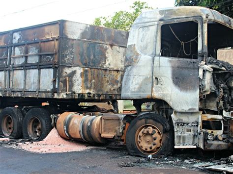 G1 Carreta estacionada pega fogo em bairro de Campo Grande notícias