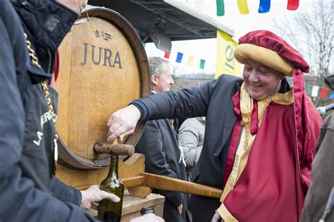 Me Dition De La Perc E Du Vin Jaune Voiteur Activ E Avec