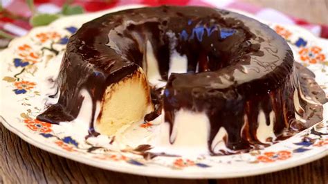 Pudim de sorvete calda de chocolate ou torta de sorvete fácil de