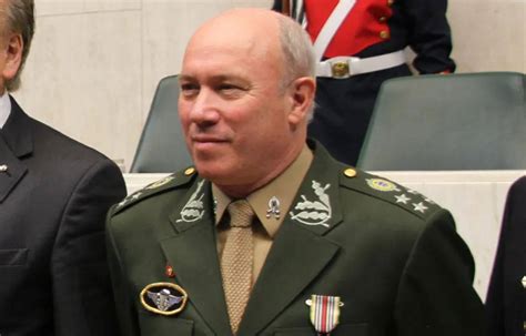 Rosto De Pai De Mauro Cid Aparece Em Reflexo Em Foto Usada Para