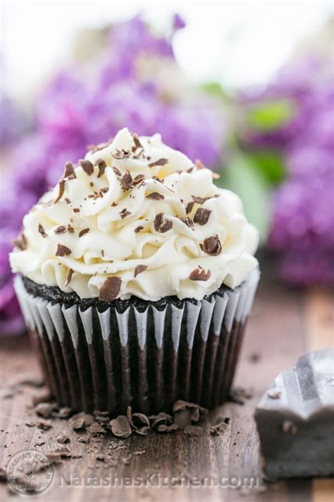 Easy Vanilla Cupcakes With Chocolate Frosting