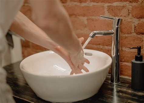 O jeito certo de lavar as mãos Estadão Expresso