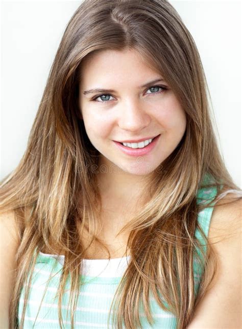 Verticale D Une Jeune Femme Caucasienne Attirante Image Stock Image