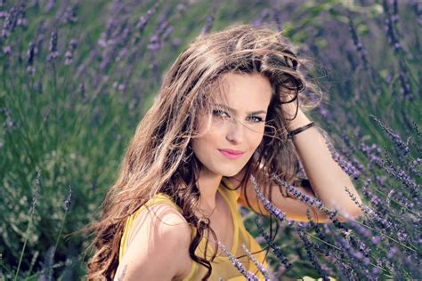 Kostenlose foto Natur Wald Gras Person Mädchen Frau Haar