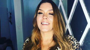 Simony posta foto de biquíni exibindo corpo sarado e deixa fãs de boca