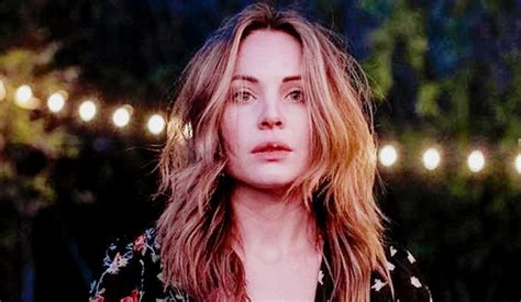 Leah Pipes Cast E Dans Le Thriller Exploited Charmed