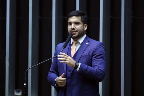 Na mira dos governistas André Fernandes quer Janja na CPMI do 8 de