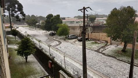 Chuva de granizo atinge vários bairros de Curitiba nesta terça 3
