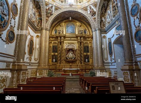 El Altar Y El Retablo De Los Raredos De La Capilla Del Rosario En La