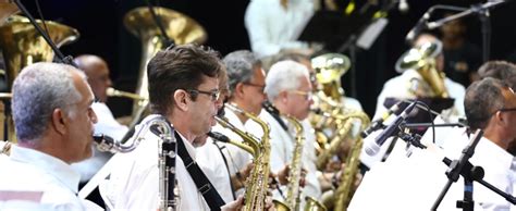 Concerto da Banda Sinfônica e visitação a navio marcam primeiras
