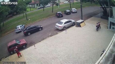 Câmeras de segurança flagram momento em que homem furta bicicleta em