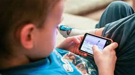 Uso excesivo de tabletas y celulares causante de visión doble en infantes