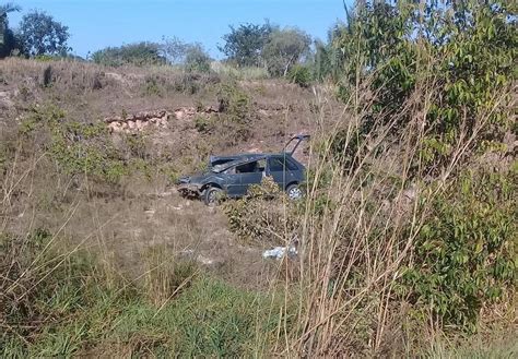Duas pessoas morrem após carro sair de pista bater em meio fio e