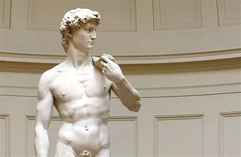 Despiden a una directora de escuela por enseñar la escultura del David