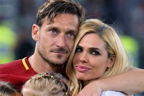 Ostia Ilary Restituisce Le Chiavi Della Longarina A Totti Riaprono I