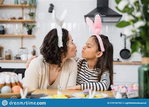 Vista Laterale Di Mamma E Figlia Fotografia Stock Immagine Di