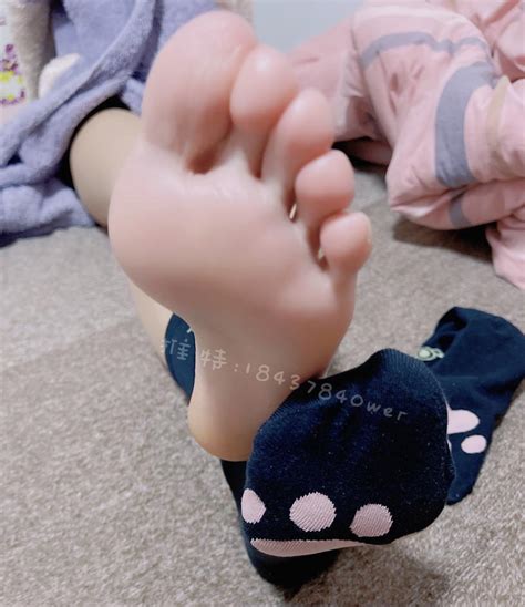 小仙女的袜袜 on Twitter 来闻闻我的香爪爪 原味