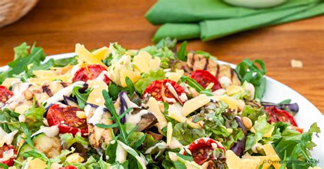Salade Van Gegrilde Groenten Caesar Dressing En Kaas Flakes