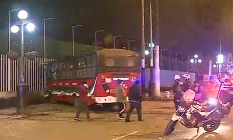 Chorrillos Choque Entre Buses Y Auto Deja Un Muerto Y Ocho Heridos