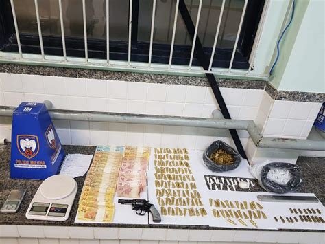 Policiais Militares Apreendem Arma Drogas E Dinheiro Em Guarapari