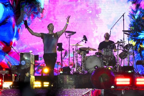 pedido para devolver após show pulseira do Coldplay já aparece à